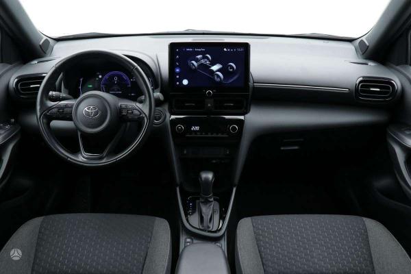 Toyota Yaris Cross 2025 in Vilnius on AUTOMOTO.COM.LV Grey Toyota Yaris Cross 2025 in Vilnius, with an engine capacity of 1.49 L and mileage of 27 thousand km for 26900 €, photo 8 on AUTOMOTO.COM.LV