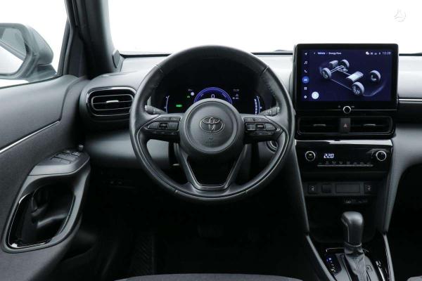 Toyota Yaris Cross 2025 in Vilnius on AUTOMOTO.COM.LV Grey Toyota Yaris Cross 2025 in Vilnius, with an engine capacity of 1.49 L and mileage of 27 thousand km for 26900 €, photo 9 on AUTOMOTO.COM.LV