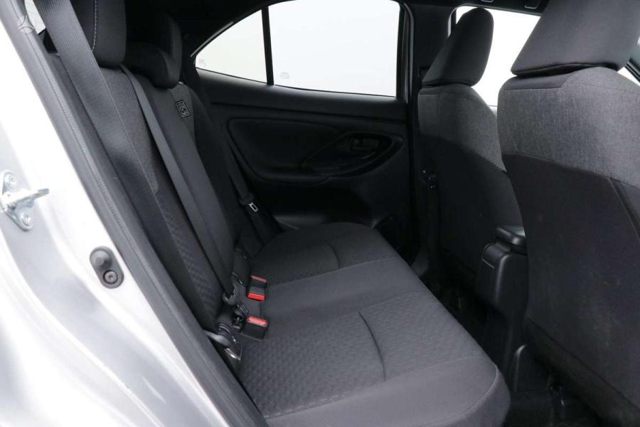 Grey Toyota Yaris Cross 2025 in Vilnius, with an engine capacity of 1.49 L and mileage of 27 thousand km for 26900 €, photo 11 on AUTOMOTO.COM.LV
