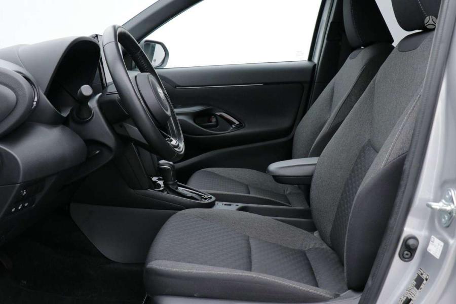 Grey Toyota Yaris Cross 2025 in Vilnius, with an engine capacity of 1.49 L and mileage of 27 thousand km for 26900 €, photo 13 on AUTOMOTO.COM.LV