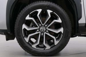 Grey Toyota Yaris Cross 2025 in Vilnius, with an engine capacity of 1.49 L and mileage of 27 thousand km for 26900 €, photo 17 on AUTOMOTO.COM.LV