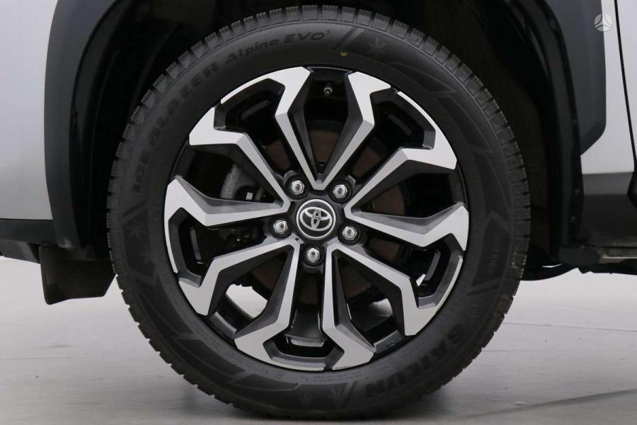 Grey Toyota Yaris Cross 2025 in Vilnius, with an engine capacity of 1.49 L and mileage of 27 thousand km for 26900 €, photo 17 on AUTOMOTO.COM.LV