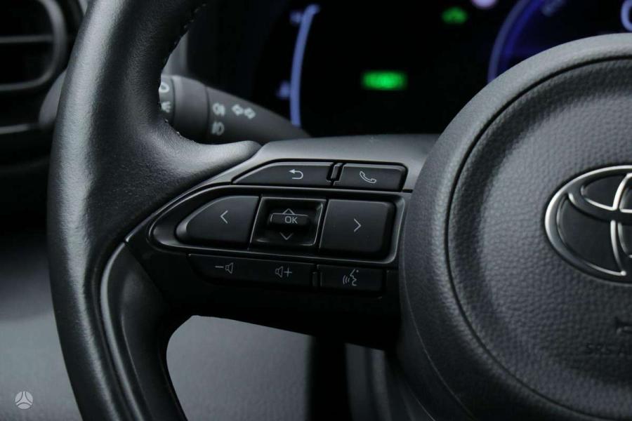 Grey Toyota Yaris Cross 2025 in Vilnius, with an engine capacity of 1.49 L and mileage of 27 thousand km for 26900 €, photo 28 on AUTOMOTO.COM.LV