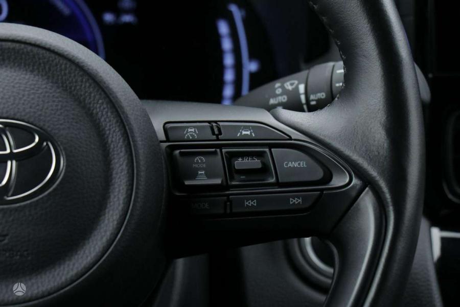 Grey Toyota Yaris Cross 2025 in Vilnius, with an engine capacity of 1.49 L and mileage of 27 thousand km for 26900 €, photo 29 on AUTOMOTO.COM.LV