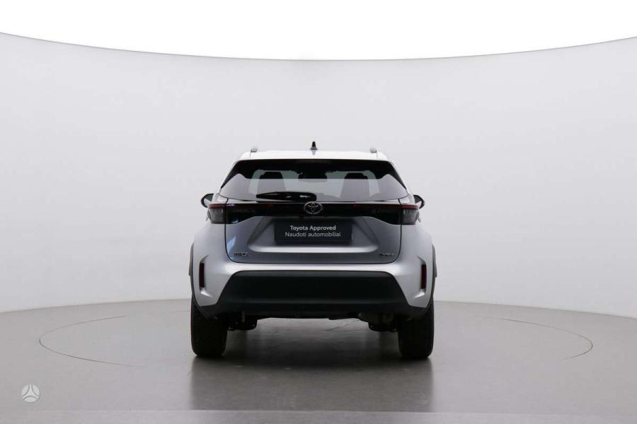 Grey Toyota Yaris Cross 2025 in Vilnius, with an engine capacity of 1.49 L and mileage of 15 thousand km for 25990 €, photo 6 on AUTOMOTO.COM.LV