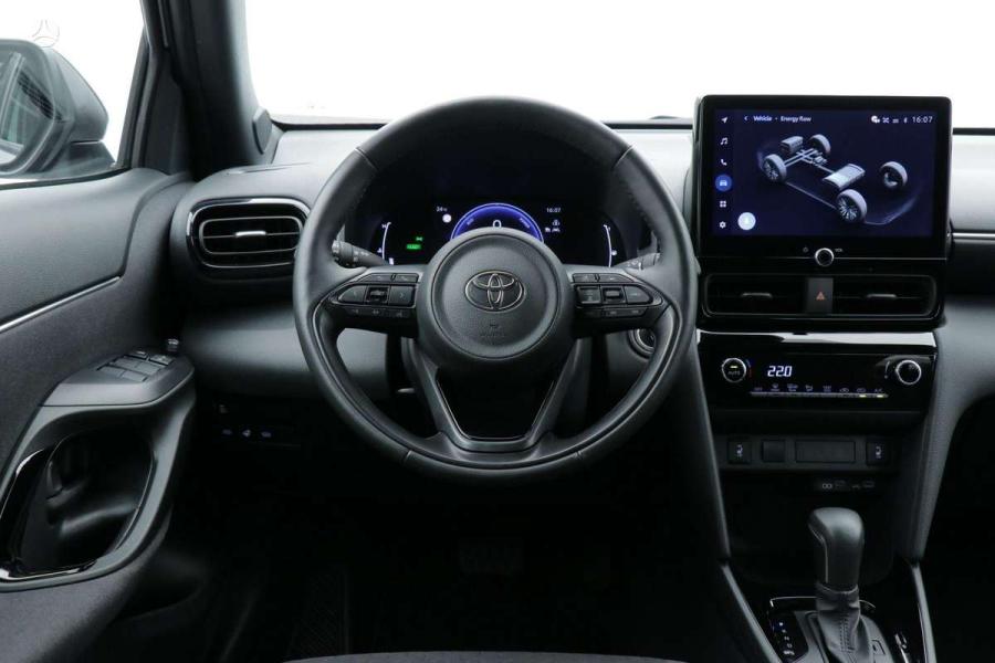 Grey Toyota Yaris Cross 2025 in Vilnius, with an engine capacity of 1.49 L and mileage of 15 thousand km for 25990 €, photo 9 on AUTOMOTO.COM.LV