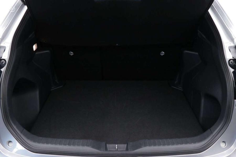 Grey Toyota Yaris Cross 2025 in Vilnius, with an engine capacity of 1.49 L and mileage of 15 thousand km for 25990 €, photo 12 on AUTOMOTO.COM.LV