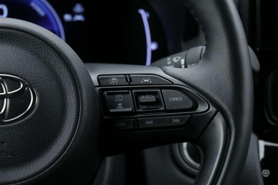 Grey Toyota Yaris Cross 2025 in Vilnius, with an engine capacity of 1.49 L and mileage of 15 thousand km for 25990 €, photo 27 on AUTOMOTO.COM.LV