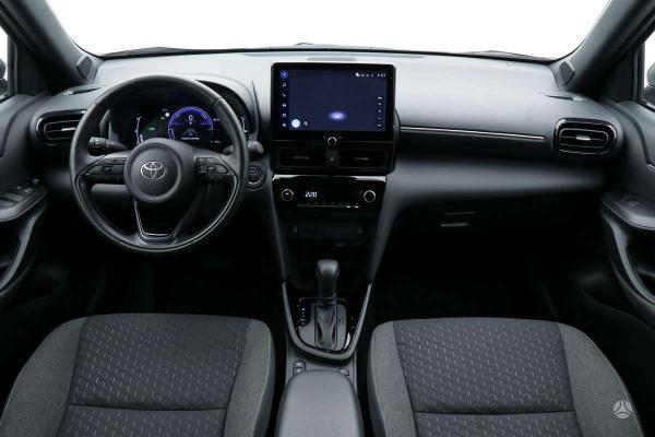 Grey Toyota Yaris Cross 2025 in Vilnius, with an engine capacity of 1.49 L and mileage of 17 thousand km for 25900 €, photo 8 on AUTOMOTO.COM.LV