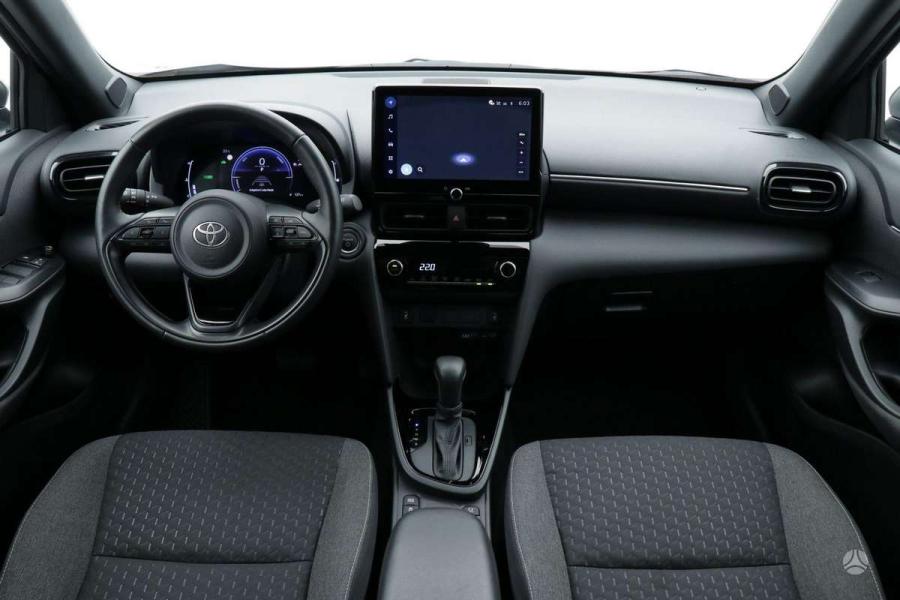 Grey Toyota Yaris Cross 2025 in Vilnius, with an engine capacity of 1.49 L and mileage of 17 thousand km for 25900 €, photo 8 on AUTOMOTO.COM.LV