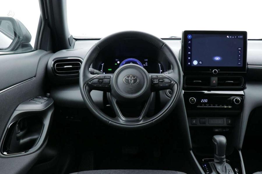 Grey Toyota Yaris Cross 2025 in Vilnius, with an engine capacity of 1.49 L and mileage of 17 thousand km for 25900 €, photo 9 on AUTOMOTO.COM.LV