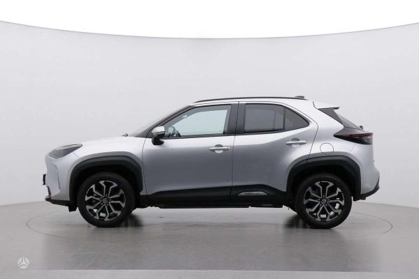 Grey Toyota Yaris Cross 2025 in Vilnius, with an engine capacity of 1.49 L and mileage of 17 thousand km for 25900 €, photo 5 on AUTOMOTO.COM.LV