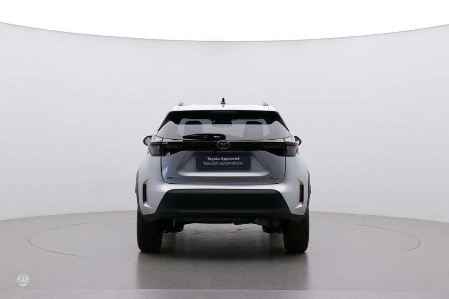 Grey Toyota Yaris Cross 2025 in Vilnius, with an engine capacity of 1.49 L and mileage of 17 thousand km for 25900 €, photo 6 on AUTOMOTO.COM.LV