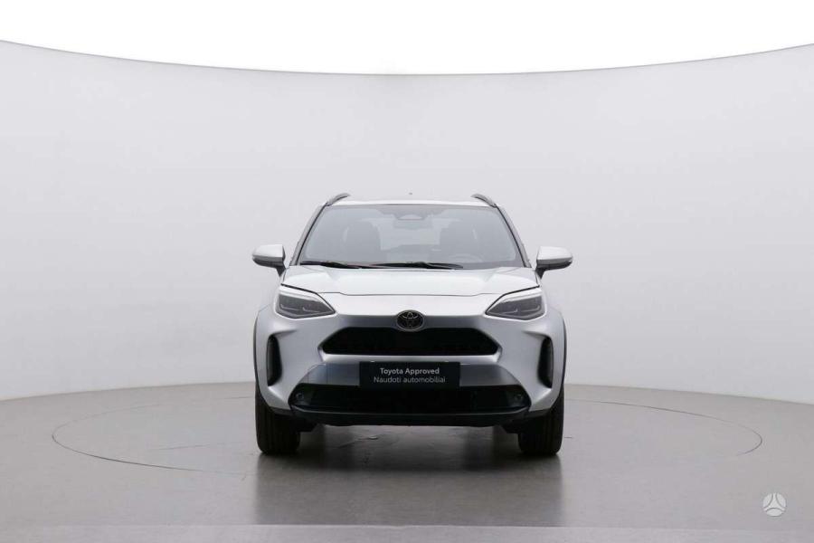 Grey Toyota Yaris Cross 2025 in Vilnius, with an engine capacity of 1.49 L and mileage of 17 thousand km for 25900 €, photo 7 on AUTOMOTO.COM.LV