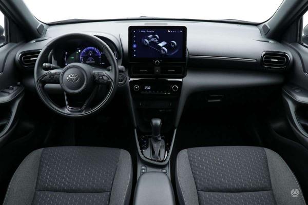 Grey Toyota Yaris Cross 2025 in Vilnius, with an engine capacity of 1.49 L and mileage of 17 thousand km for 25900 €, photo 8 on AUTOMOTO.COM.LV