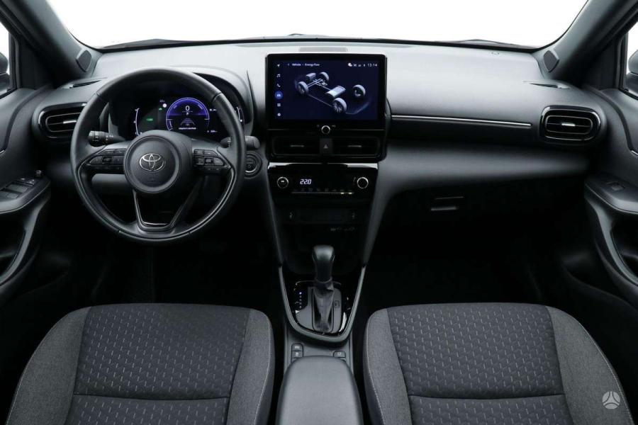Grey Toyota Yaris Cross 2025 in Vilnius, with an engine capacity of 1.49 L and mileage of 17 thousand km for 25900 €, photo 8 on AUTOMOTO.COM.LV