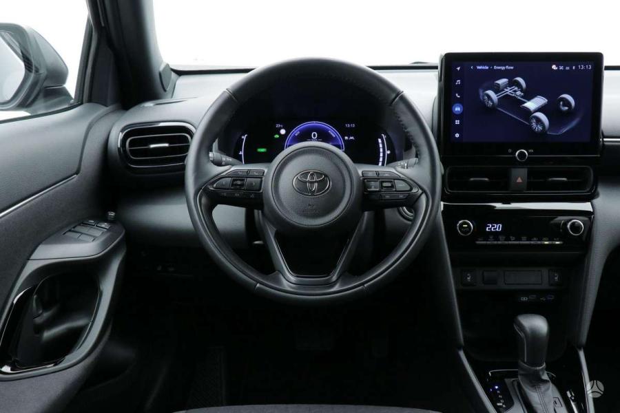 Grey Toyota Yaris Cross 2025 in Vilnius, with an engine capacity of 1.49 L and mileage of 17 thousand km for 25900 €, photo 9 on AUTOMOTO.COM.LV