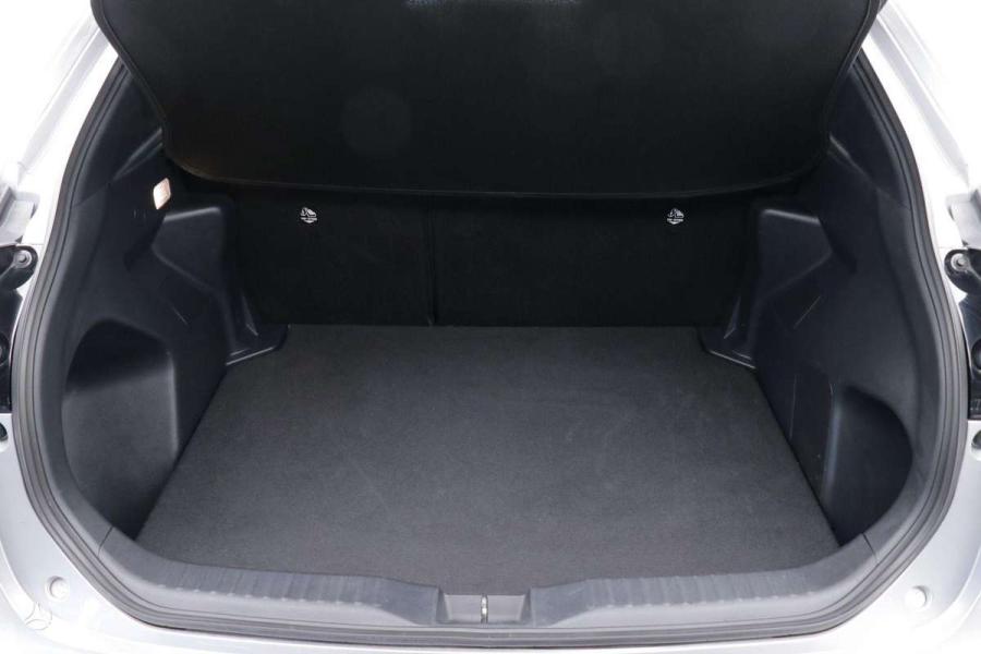 Grey Toyota Yaris Cross 2025 in Vilnius, with an engine capacity of 1.49 L and mileage of 17 thousand km for 25900 €, photo 12 on AUTOMOTO.COM.LV