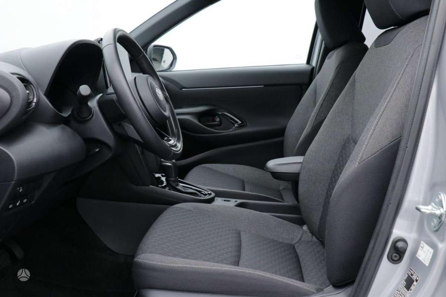 Grey Toyota Yaris Cross 2025 in Vilnius, with an engine capacity of 1.49 L and mileage of 17 thousand km for 25900 €, photo 13 on AUTOMOTO.COM.LV