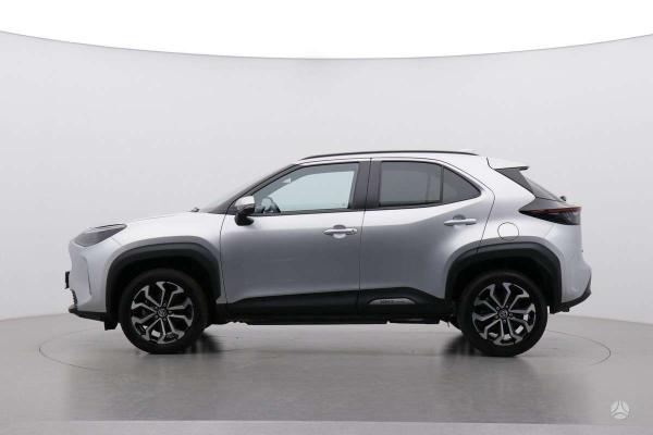 Grey Toyota Yaris Cross 2025 in Vilnius, with an engine capacity of 1.49 L and mileage of 26 thousand km for 26990 €, photo 4 on AUTOMOTO.COM.LV
