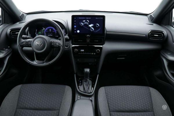 Grey Toyota Yaris Cross 2025 in Vilnius, with an engine capacity of 1.49 L and mileage of 26 thousand km for 26990 €, photo 7 on AUTOMOTO.COM.LV