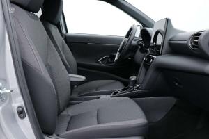 Pelēks Toyota Yaris Cross 2025 Viļņa, ar dzinēja tilpumu 1.49 L un nobraukumu 20 tūkst. km par 25900 €, foto 10 vietnē AUTOMOTO.COM.LV