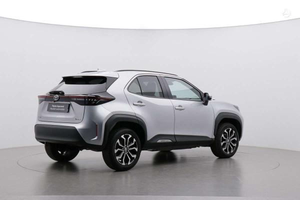 Grey Toyota Yaris Cross 2025 in Vilnius, with an engine capacity of 1.49 L and mileage of 22 thousand km for 26990 €, photo 4 on AUTOMOTO.COM.LV