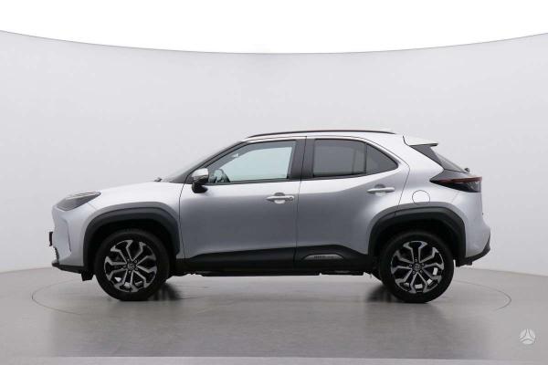 Grey Toyota Yaris Cross 2025 in Vilnius, with an engine capacity of 1.49 L and mileage of 22 thousand km for 26990 €, photo 5 on AUTOMOTO.COM.LV