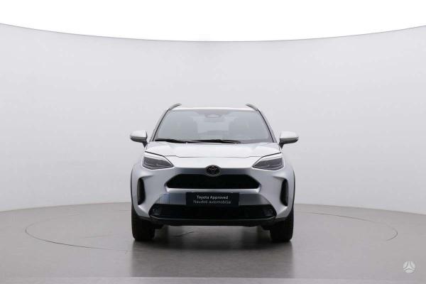 Grey Toyota Yaris Cross 2025 in Vilnius, with an engine capacity of 1.49 L and mileage of 22 thousand km for 26990 €, photo 7 on AUTOMOTO.COM.LV