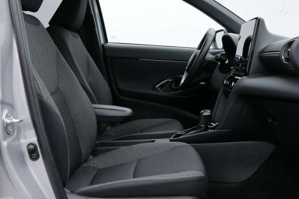 Grey Toyota Yaris Cross 2025 in Vilnius, with an engine capacity of 1.49 L and mileage of 22 thousand km for 26990 €, photo 10 on AUTOMOTO.COM.LV