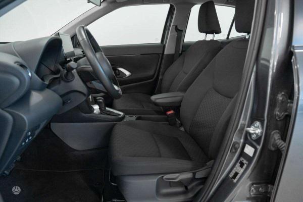 Grey Toyota Yaris Cross 2025 in Vilnius, with an engine capacity of 1.50 L and mileage of 32 thousand km for 23900 €, photo 8 on AUTOMOTO.COM.LV