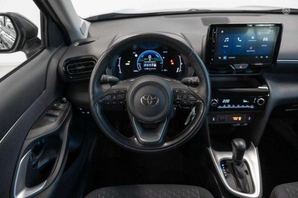 Grey Toyota Yaris Cross 2025 in Vilnius, with an engine capacity of 1.50 L and mileage of 32 thousand km for 23900 €, photo 10 on AUTOMOTO.COM.LV
