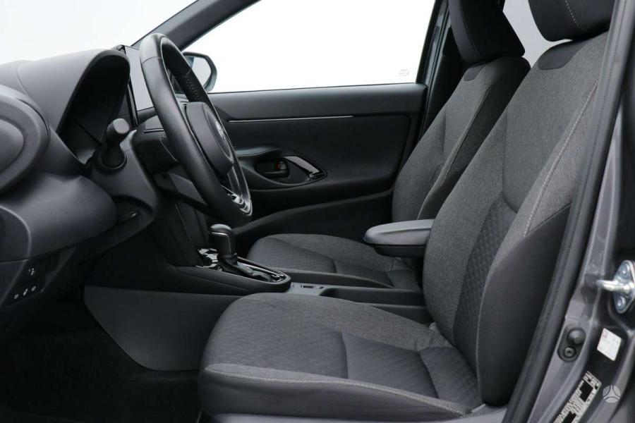 Pelēks Toyota Yaris Cross 2025 Viļņa, ar dzinēja tilpumu 1.49 L un nobraukumu 25 tūkst. km par 26900 €, foto 13 vietnē AUTOMOTO.COM.LV