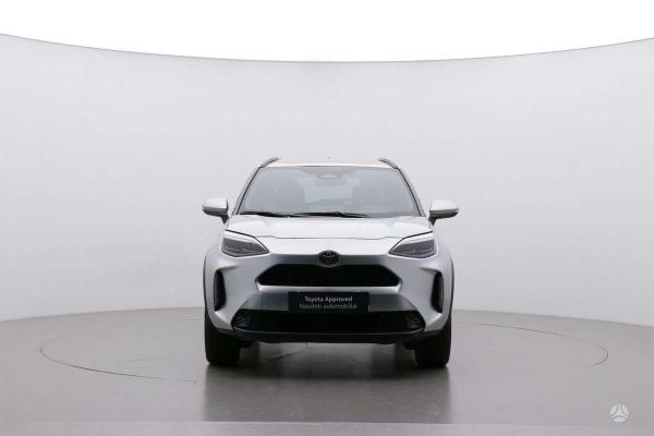 Grey Toyota Yaris Cross 2025 in Vilnius, with an engine capacity of 1.49 L and mileage of 19 thousand km for 25900 €, photo 7 on AUTOMOTO.COM.LV