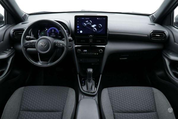 Grey Toyota Yaris Cross 2025 in Vilnius, with an engine capacity of 1.49 L and mileage of 15 thousand km for 25900 €, photo 8 on AUTOMOTO.COM.LV
