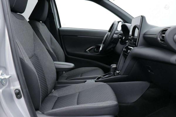Grey Toyota Yaris Cross 2025 in Vilnius, with an engine capacity of 1.49 L and mileage of 15 thousand km for 25900 €, photo 10 on AUTOMOTO.COM.LV