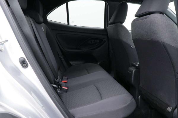 Grey Toyota Yaris Cross 2025 in Vilnius, with an engine capacity of 1.49 L and mileage of 15 thousand km for 25900 €, photo 11 on AUTOMOTO.COM.LV