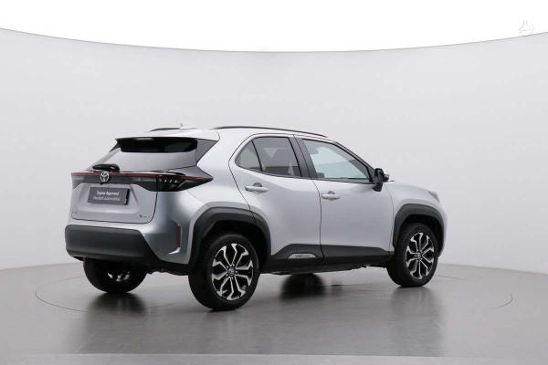 Grey Toyota Yaris Cross 2025 in Vilnius, with an engine capacity of 1.49 L and mileage of 13 thousand km for 25990 €, photo 4 on AUTOMOTO.COM.LV