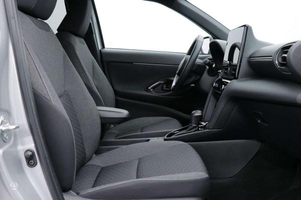 Grey Toyota Yaris Cross 2025 in Vilnius, with an engine capacity of 1.49 L and mileage of 13 thousand km for 25990 €, photo 10 on AUTOMOTO.COM.LV