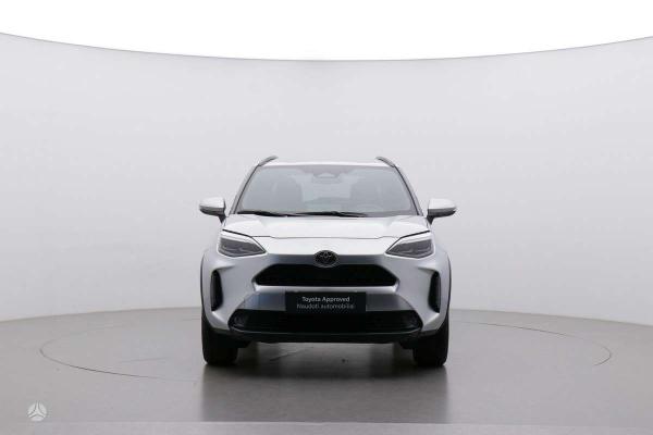 Grey Toyota Yaris Cross 2025 in Vilnius, with an engine capacity of 1.49 L and mileage of 22 thousand km for 26990 €, photo 7 on AUTOMOTO.COM.LV