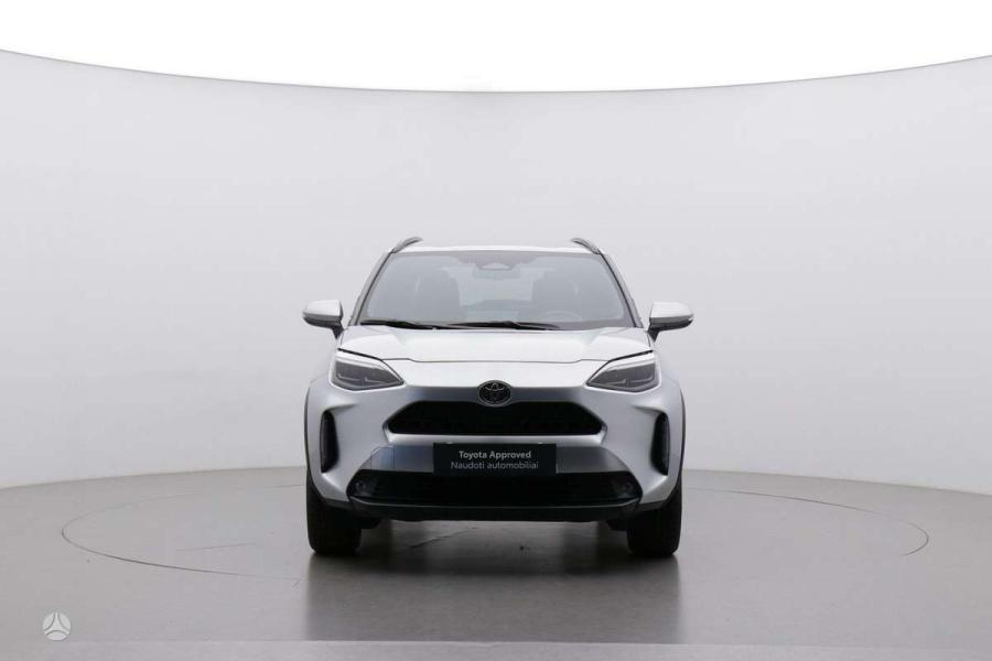 Grey Toyota Yaris Cross 2025 in Vilnius, with an engine capacity of 1.49 L and mileage of 22 thousand km for 26990 €, photo 7 on AUTOMOTO.COM.LV