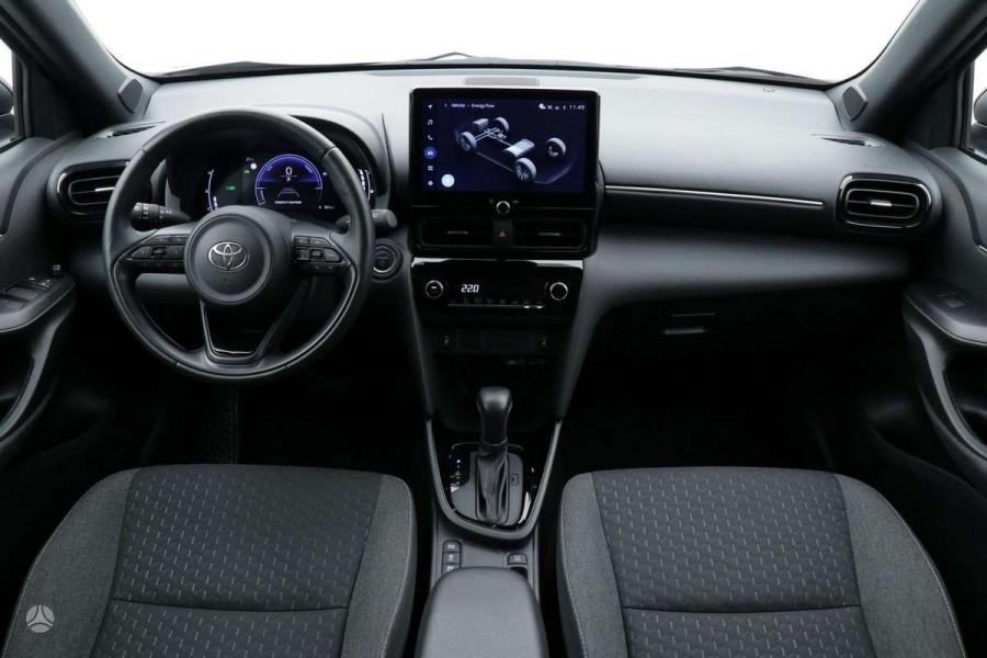 Grey Toyota Yaris Cross 2025 in Vilnius, with an engine capacity of 1.49 L and mileage of 22 thousand km for 26990 €, photo 8 on AUTOMOTO.COM.LV