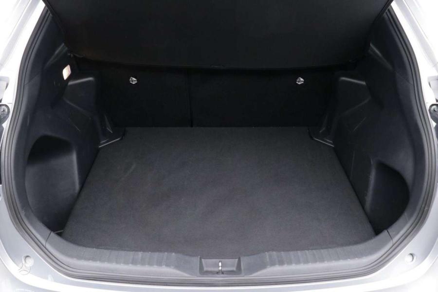 Grey Toyota Yaris Cross 2025 in Vilnius, with an engine capacity of 1.49 L and mileage of 22 thousand km for 26990 €, photo 12 on AUTOMOTO.COM.LV