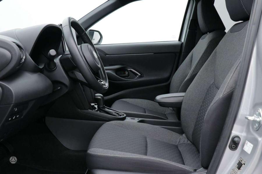 Grey Toyota Yaris Cross 2025 in Vilnius, with an engine capacity of 1.49 L and mileage of 22 thousand km for 26990 €, photo 13 on AUTOMOTO.COM.LV