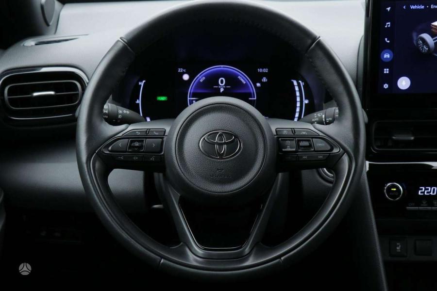 Grey Toyota Yaris Cross 2025 in Vilnius, with an engine capacity of 1.49 L and mileage of 22 thousand km for 26990 €, photo 14 on AUTOMOTO.COM.LV