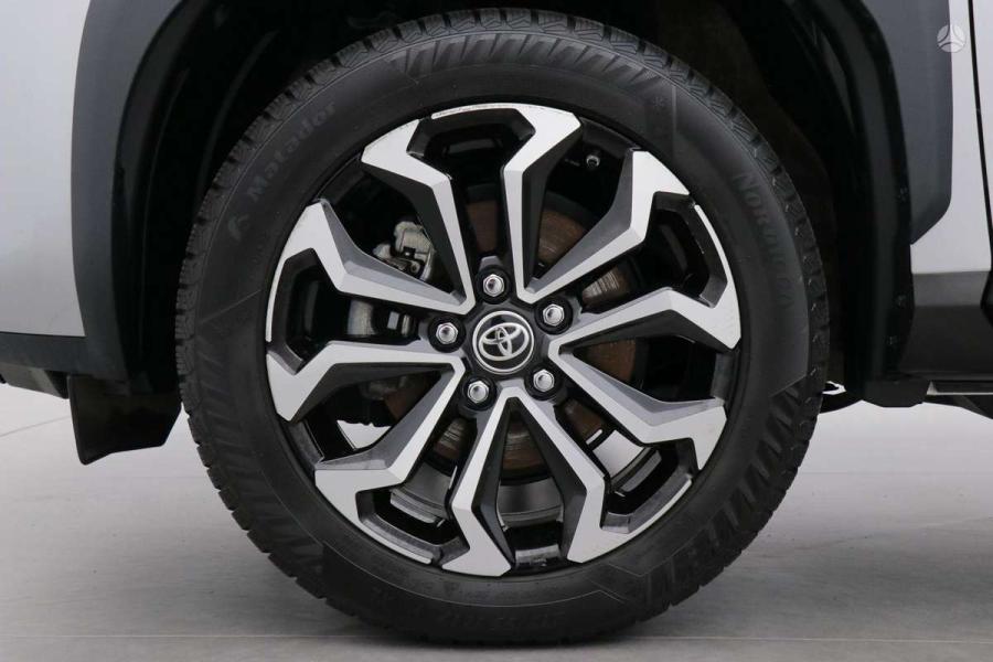 Grey Toyota Yaris Cross 2025 in Vilnius, with an engine capacity of 1.49 L and mileage of 22 thousand km for 26990 €, photo 17 on AUTOMOTO.COM.LV