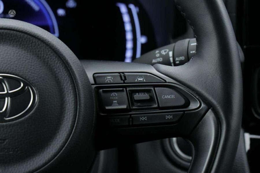 Grey Toyota Yaris Cross 2025 in Vilnius, with an engine capacity of 1.49 L and mileage of 22 thousand km for 26990 €, photo 27 on AUTOMOTO.COM.LV