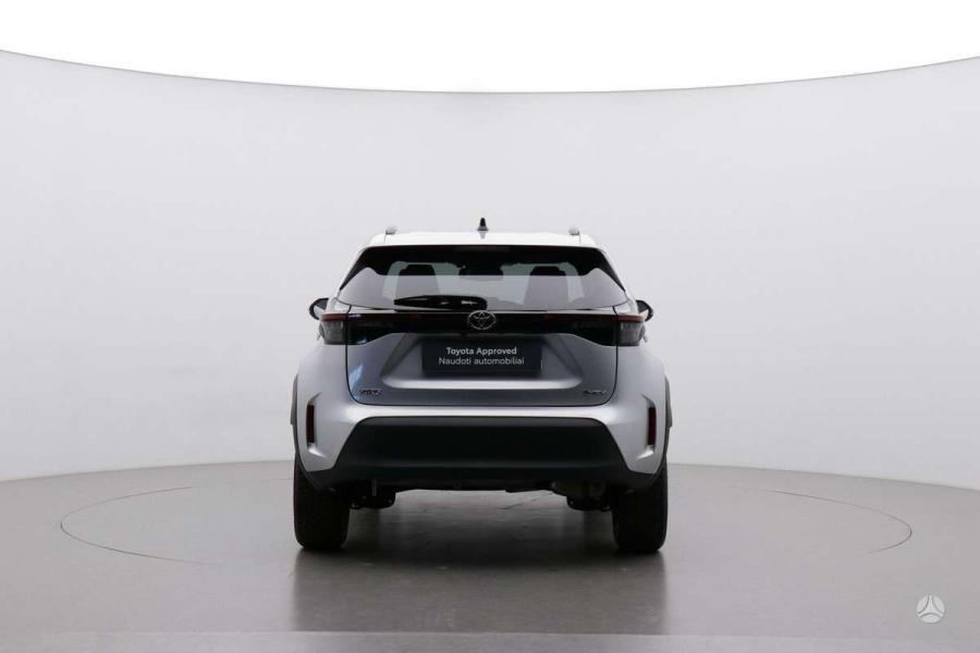 Grey Toyota Yaris Cross 2025 in Vilnius, with an engine capacity of 1.49 L and mileage of 15 thousand km for 25900 €, photo 6 on AUTOMOTO.COM.LV
