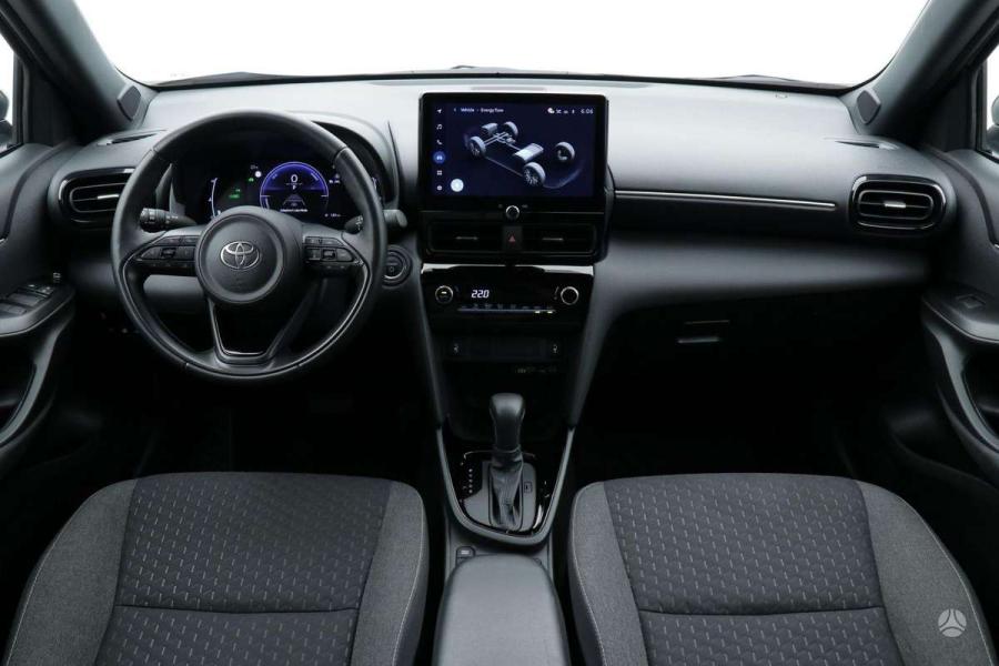Grey Toyota Yaris Cross 2025 in Vilnius, with an engine capacity of 1.49 L and mileage of 15 thousand km for 25900 €, photo 8 on AUTOMOTO.COM.LV