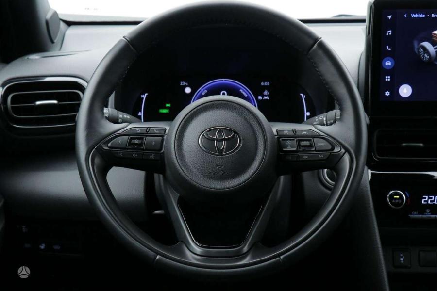 Grey Toyota Yaris Cross 2025 in Vilnius, with an engine capacity of 1.49 L and mileage of 15 thousand km for 25900 €, photo 14 on AUTOMOTO.COM.LV